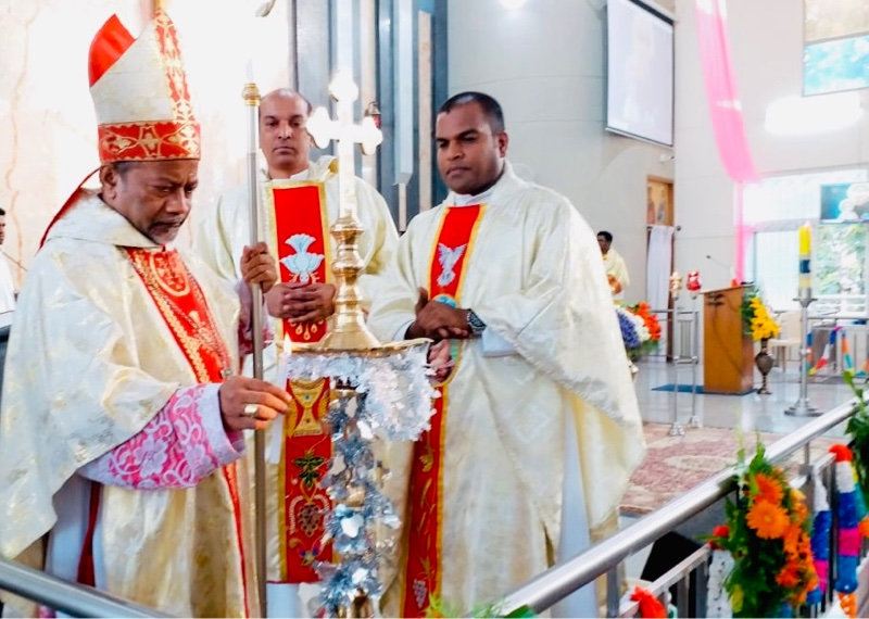 Archbishop receives a rousing welcome at St. Anthony’s Church
