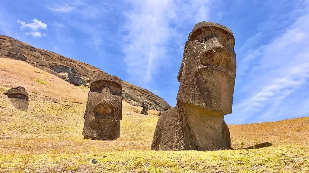 “El Encanto y Misterio de Rapa Nui y sus Moai”