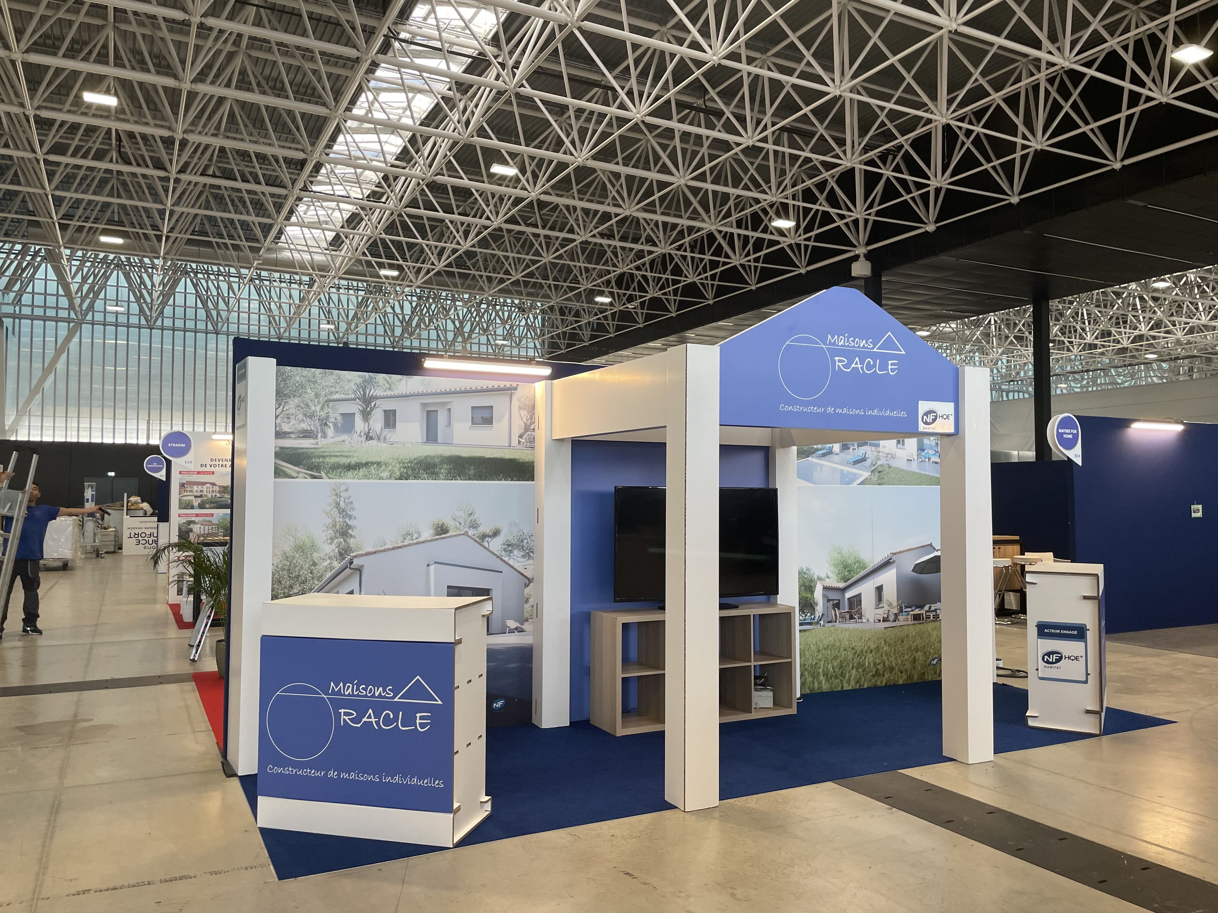 Un stand en carton moderne et élégant pour votre prochain salon de l ...