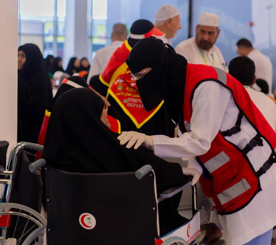 Serving pilgrims passing through the Jadidat Arar border crossing from ...