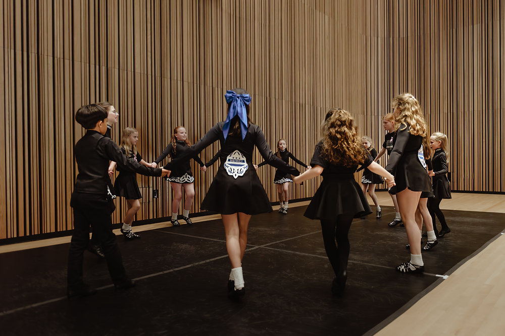 Irish Céilí Dancing vs. Line Dancing: A Step-by-Step Comparison