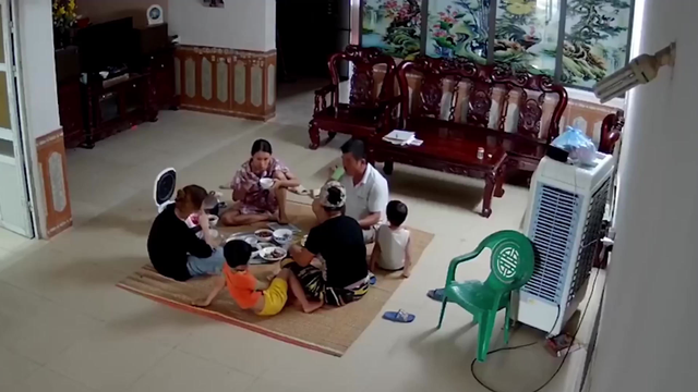 Ceiling fan detaches from ceiling, crashes onto family having a meal ...