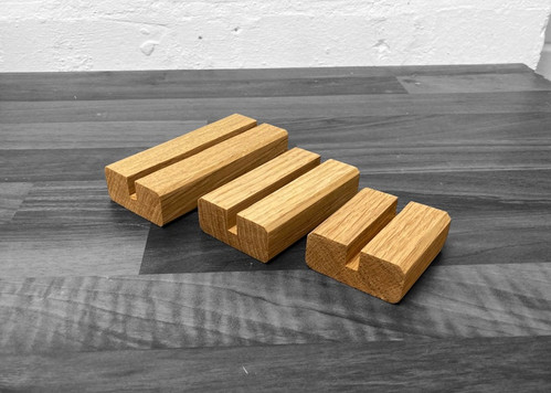 Small Central Grooved oak stand for displaying glass | BooStarWood