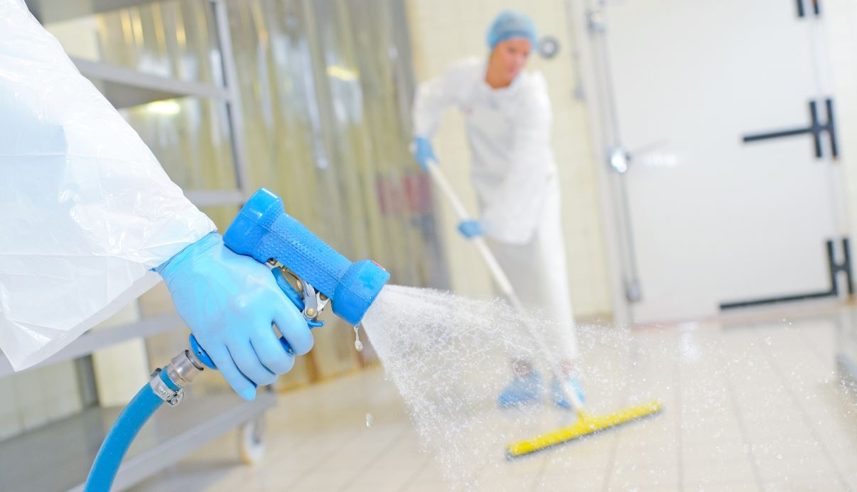 Evita la contaminación cruzada: Guía completa de limpieza y desinfección en maquinaria de empacado