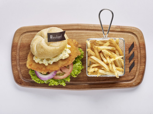 Huhnerschnitzel Semmel | Brotzeit Delivers