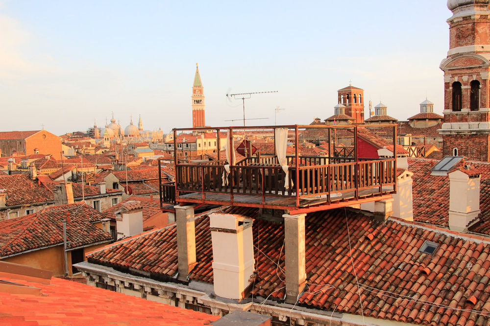 Life on the roofs of Venice: altanas