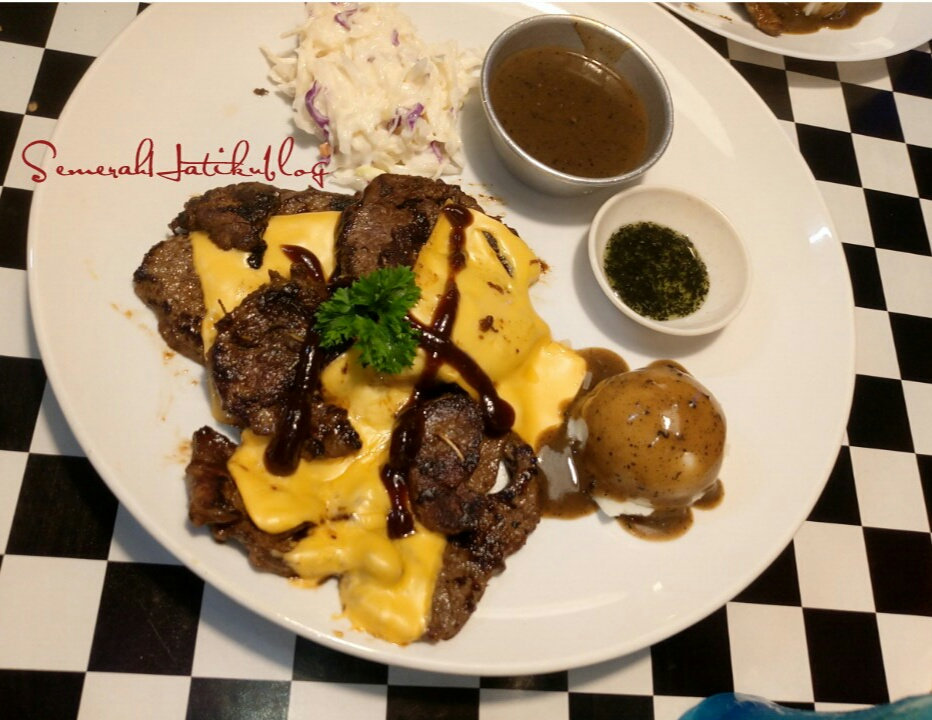 Nikmat Daging Rusa di Azra Grill Restaurant