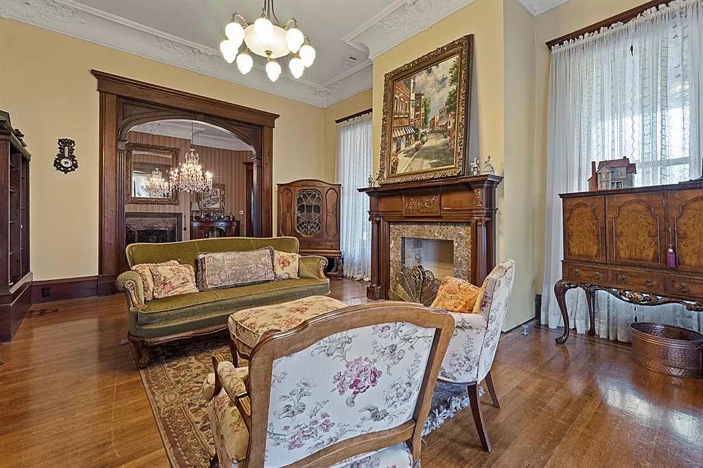 1883 Texas Cartwright Mansion With 9 Fireplaces & Restored Interior ...