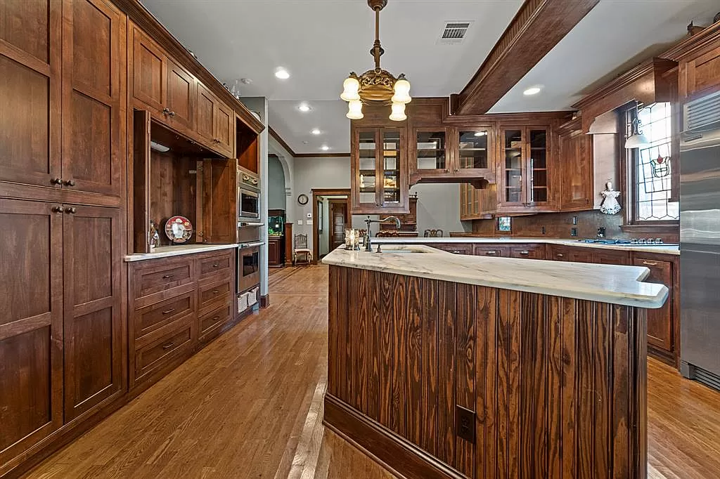1883 Texas Cartwright Mansion With 9 Fireplaces & Restored Interior ...
