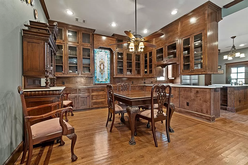 1883 Texas Cartwright Mansion With 9 Fireplaces & Restored Interior ...