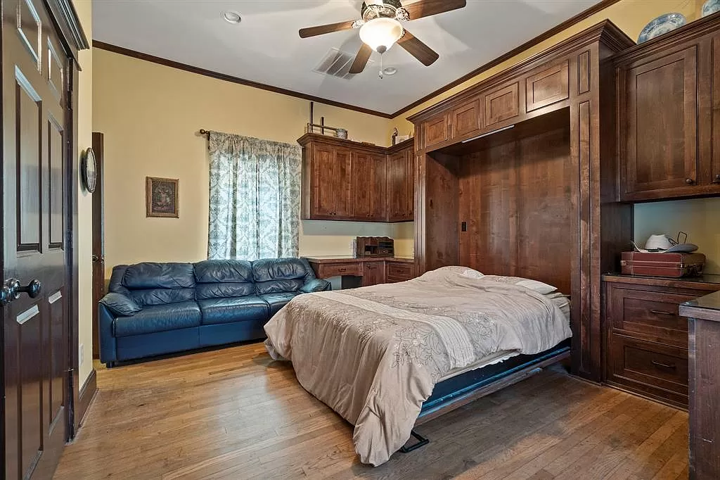1883 Texas Cartwright Mansion With 9 Fireplaces & Restored Interior ...