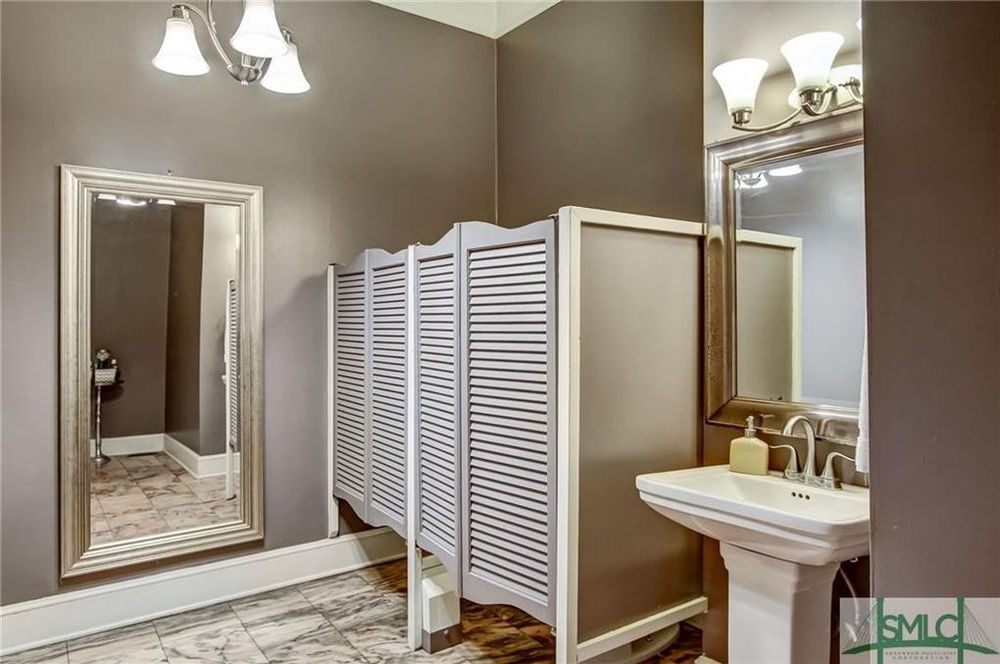 Savannah's Iconic Gingerbread House Built in 1899 Featuring Over 5,600 ...