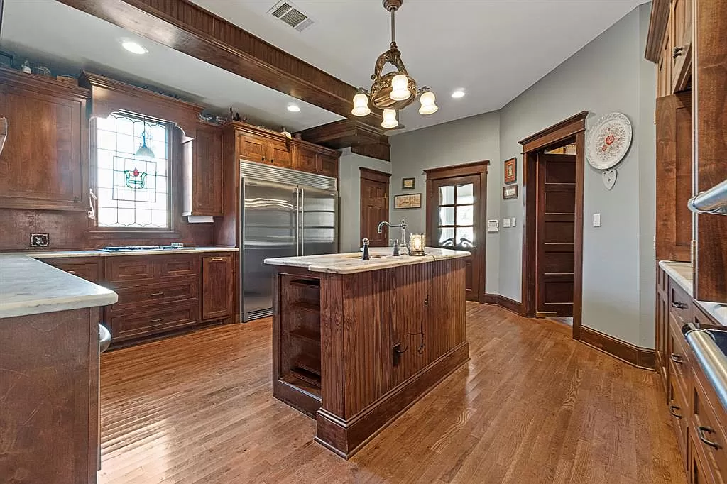 1883 Texas Cartwright Mansion With 9 Fireplaces & Restored Interior ...