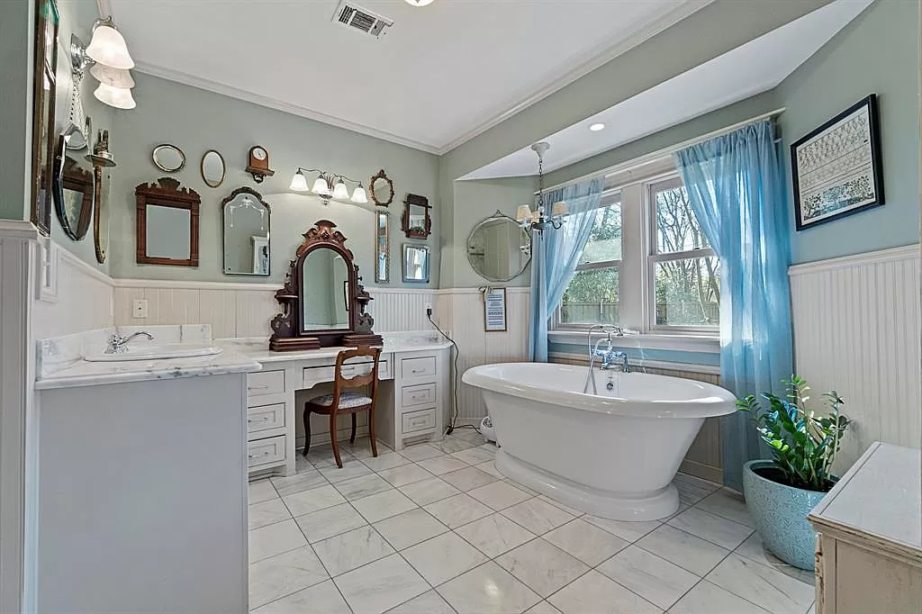 1883 Texas Cartwright Mansion With 9 Fireplaces & Restored Interior ...
