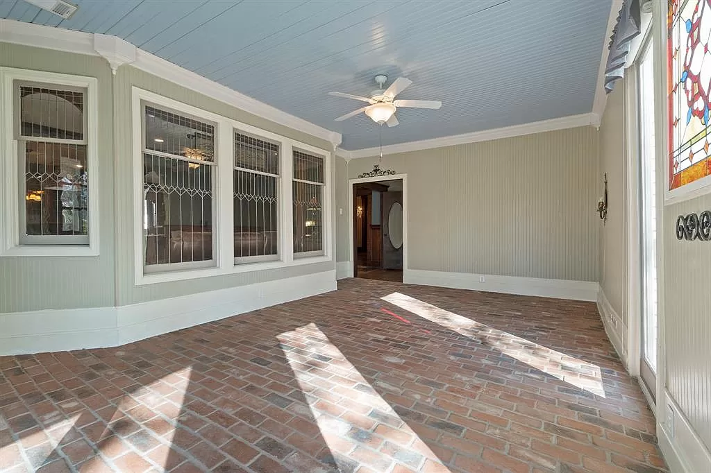 1883 Texas Cartwright Mansion With 9 Fireplaces & Restored Interior ...
