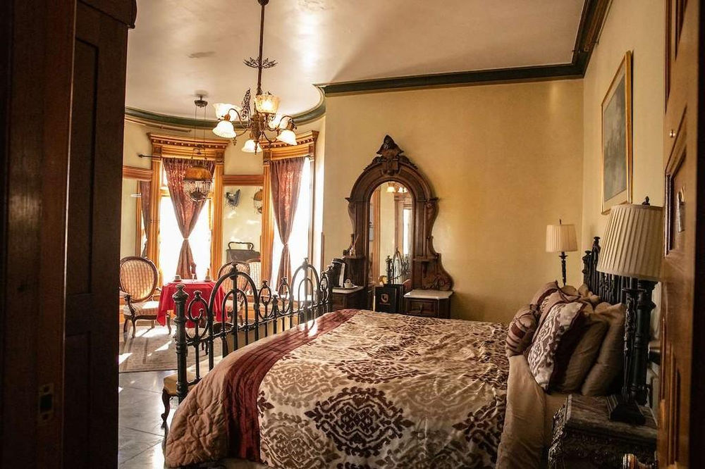 Famed Michigan "Henderson Castle" With 14 Beds, 17 Baths & 3 Acres ...