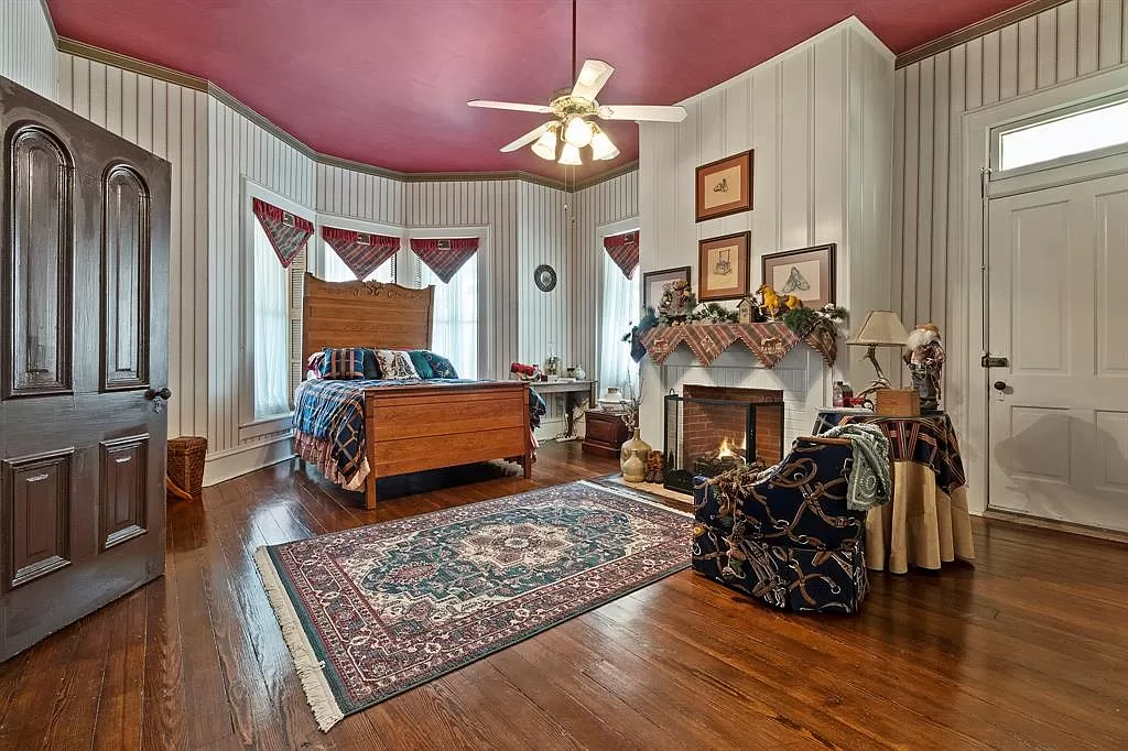 1883 Texas Cartwright Mansion With 9 Fireplaces & Restored Interior ...