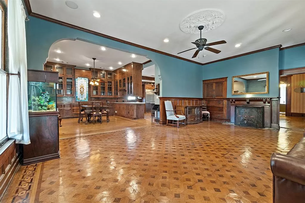 1883 Texas Cartwright Mansion With 9 Fireplaces & Restored Interior ...