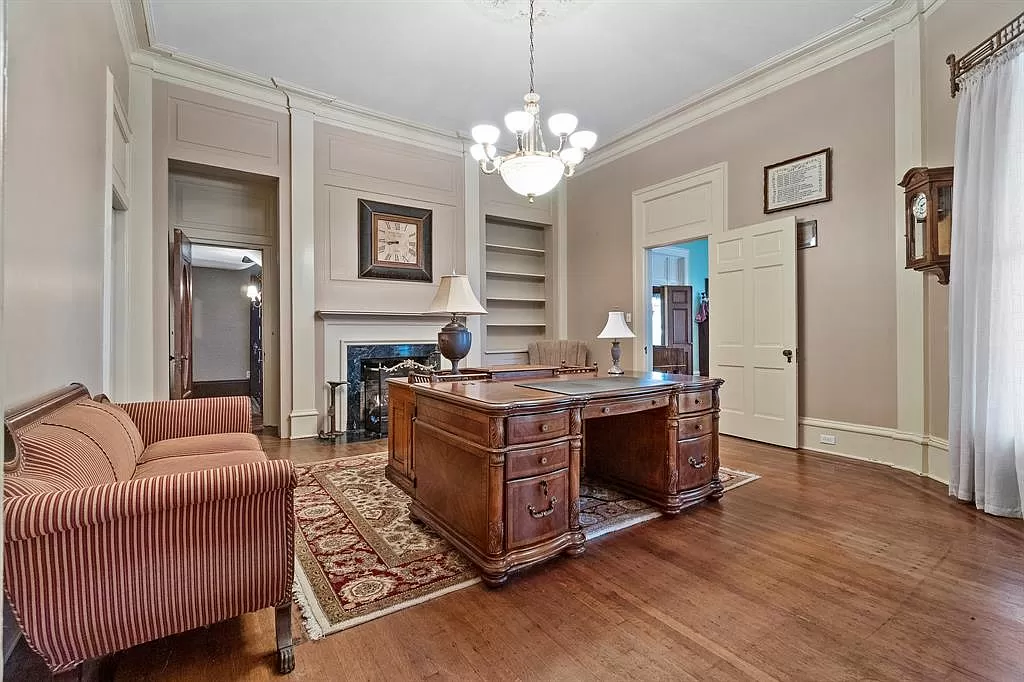 1883 Texas Cartwright Mansion With 9 Fireplaces & Restored Interior ...