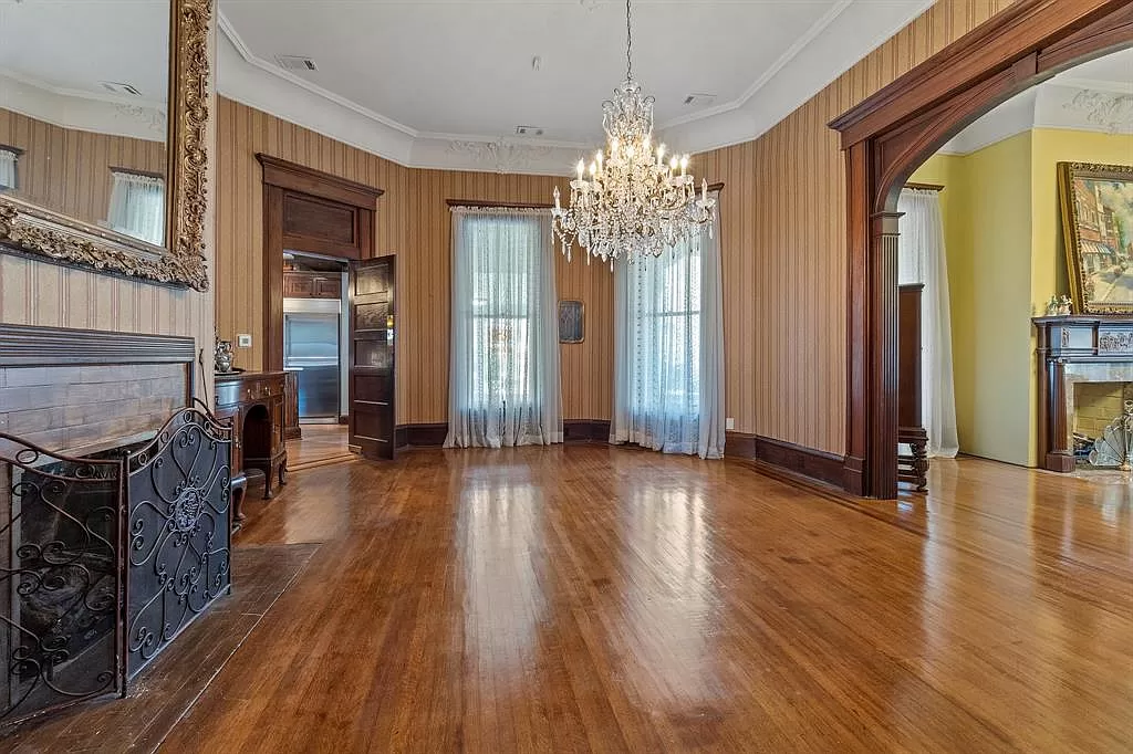 1883 Texas Cartwright Mansion With 9 Fireplaces & Restored Interior ...