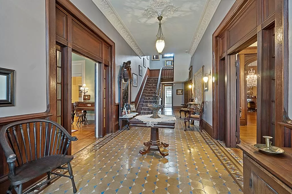 1883 Texas Cartwright Mansion With 9 Fireplaces & Restored Interior ...