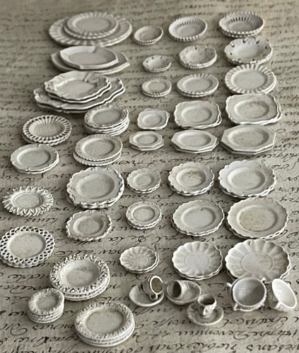 Large collection of assorted plates. Different designs and sizes Ref ...