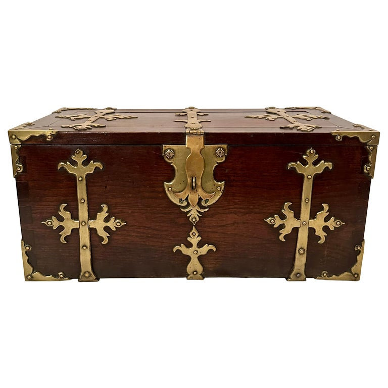 rare-antique-17th-century-european-handsome-trunk-with-metal-banding