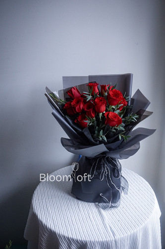 classic long stem red rose bouquet | BLOOMLOFT