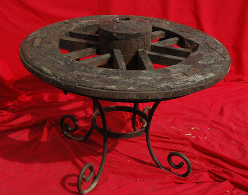 Table roue de charrette | lacourdesmirages