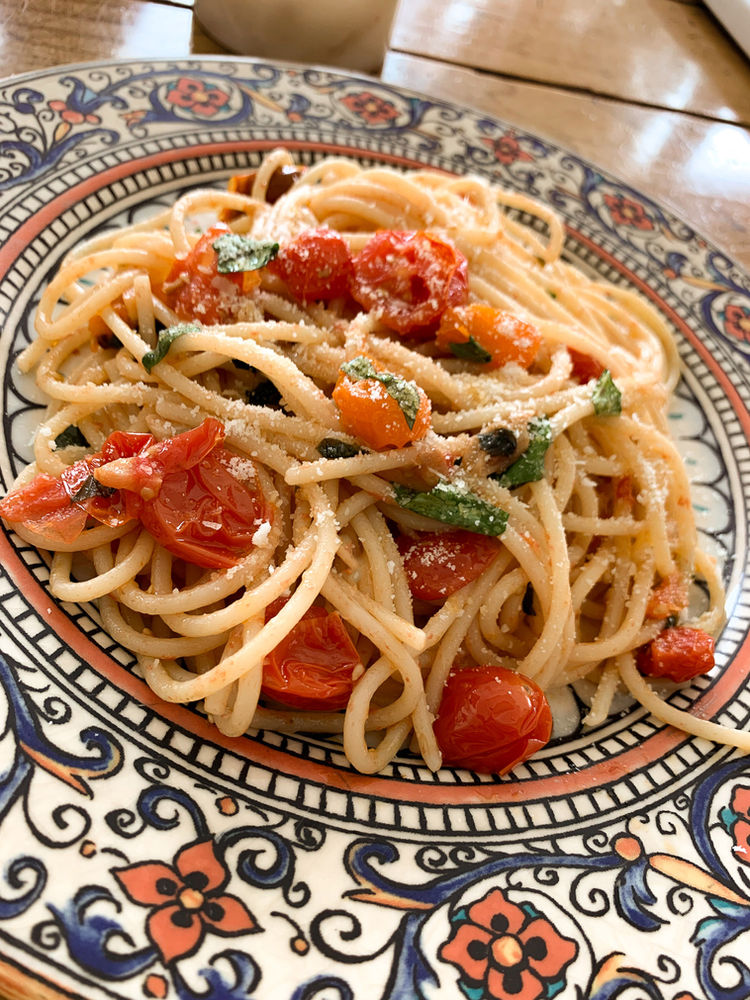 Spaghetti with Cherry Tomatoes (and optional crispy kalamata olives)