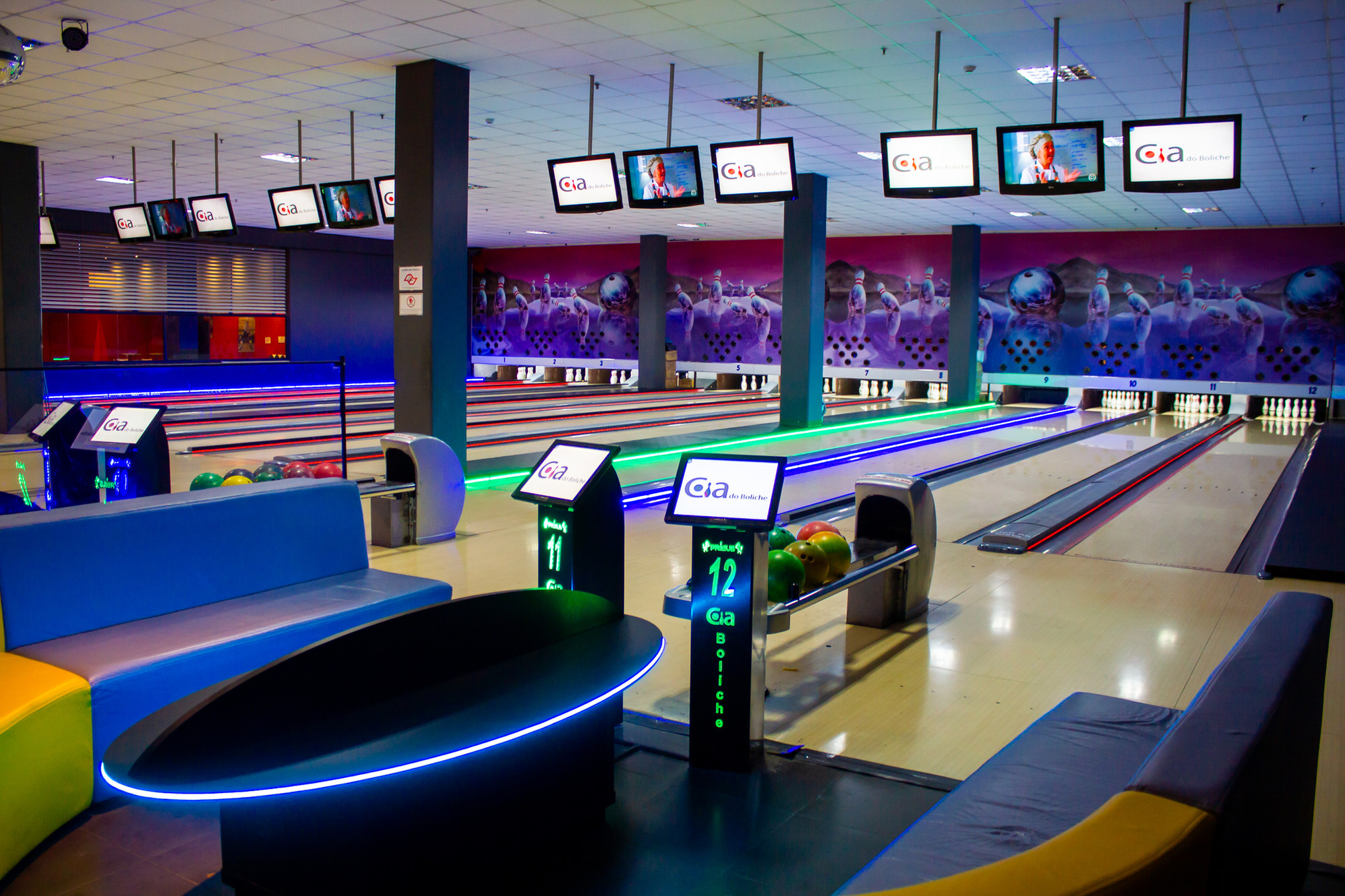 SOBRE | A Cia do boliche é um espaço de diversão para todas as idades.