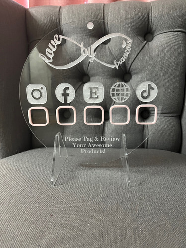Social media scan board with engraved logo | Lovebyfrancois