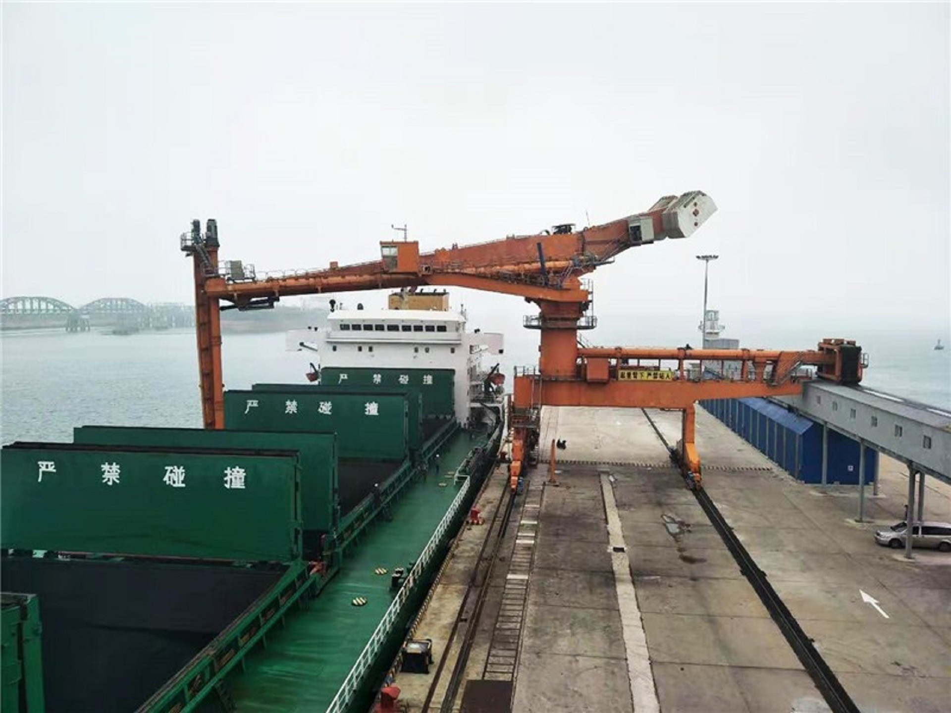 The applicable cargoes of screw type ship unloader | China Crane