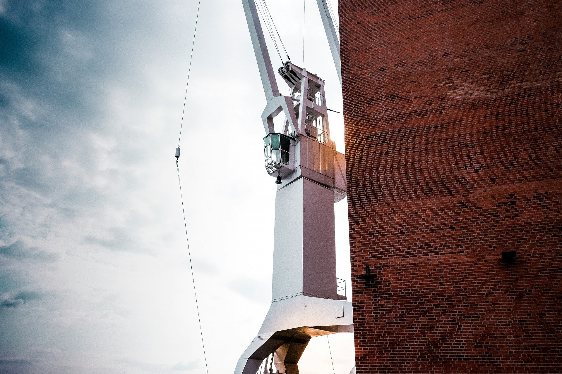 Brief description of four-link portal crane and single boom portal ...