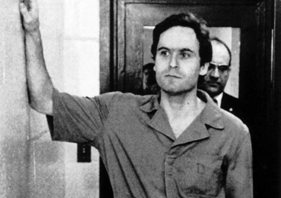 Crítica: série sobre Ted Bundy, na Netflix, choca e surpreende