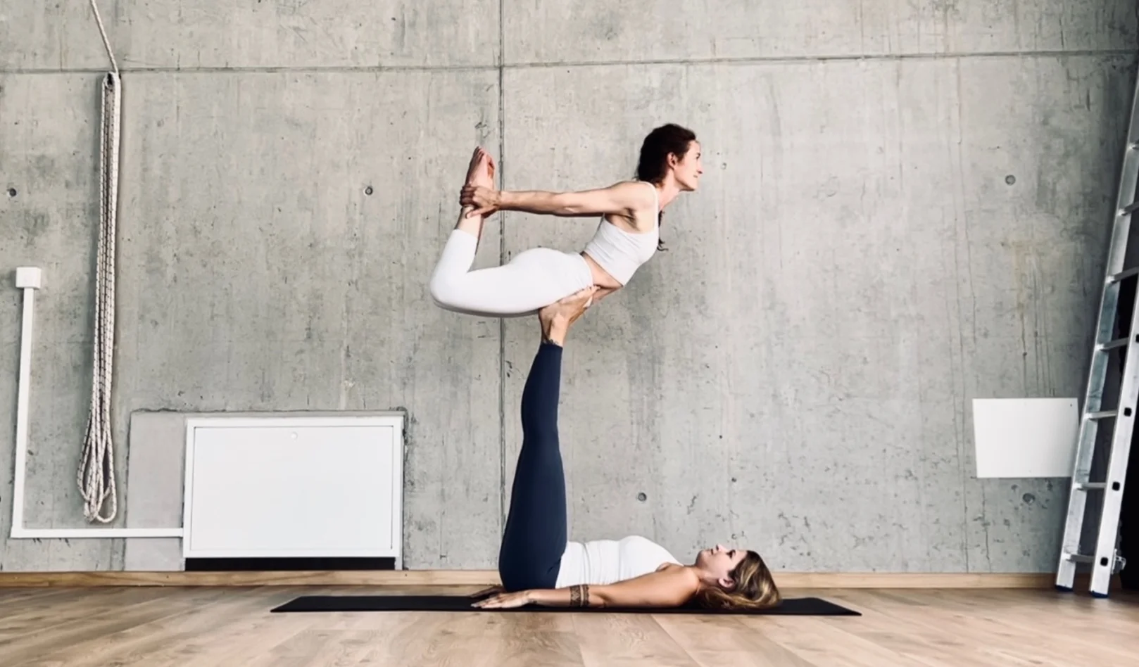 ACRO YOGA | About Air