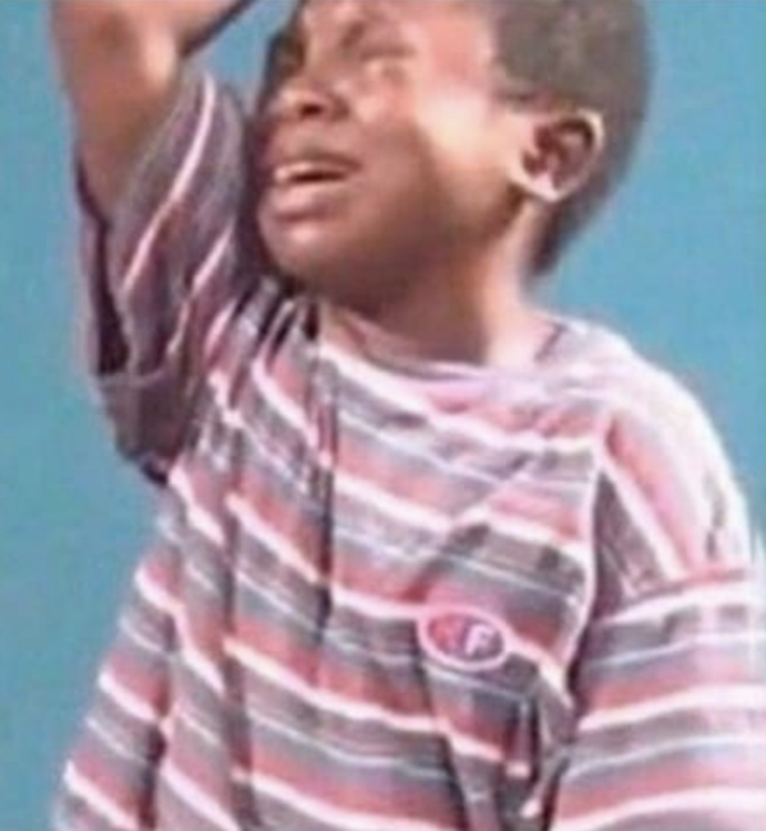 Conoce el triste origen detrás del meme del niño que llora ...