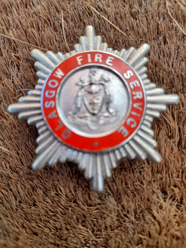 Glasgow Fire Service 1948 To 1975 Light Red Cap Badge | jsf-collectables