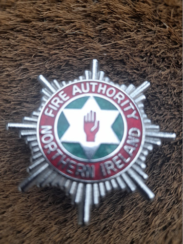 Northern Ireland Fire Authority 1973 To 1980 Cap Badge | jsf-collectables