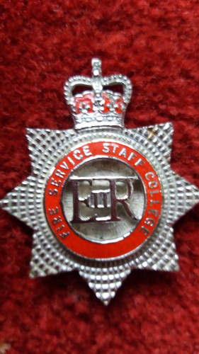 Fire Service Staff College 1952 To 1981 Cap Badge | jsf-collectables