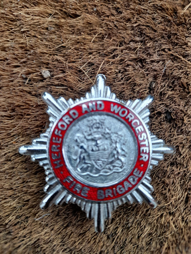 Hereford & Worcester Fire Brigade 1974 To 1999 Cap Badge | jsf-collectables
