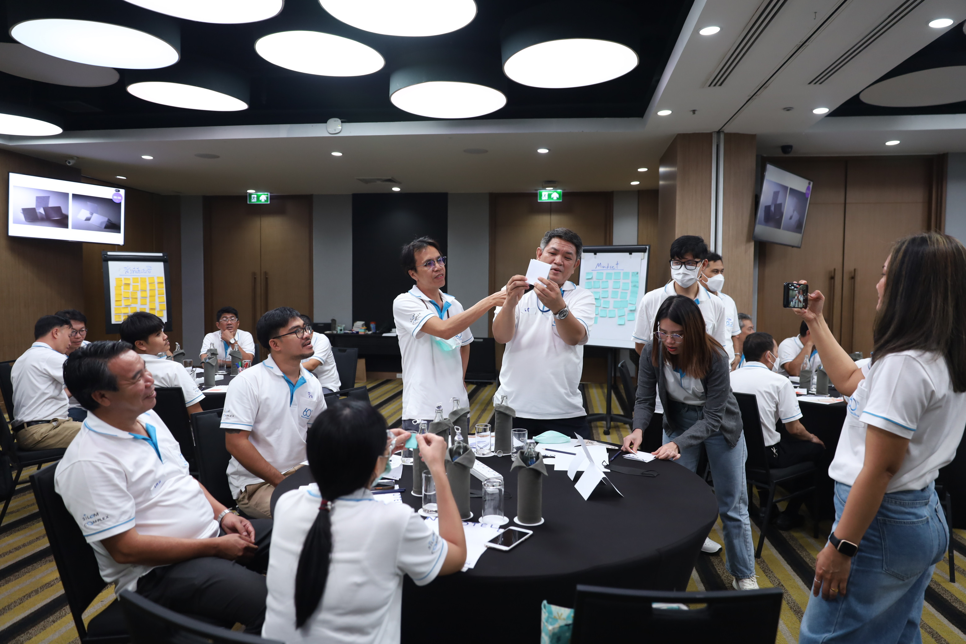 สีลมคอมเพล็กซ์ (Silom Complex) | Urbinner