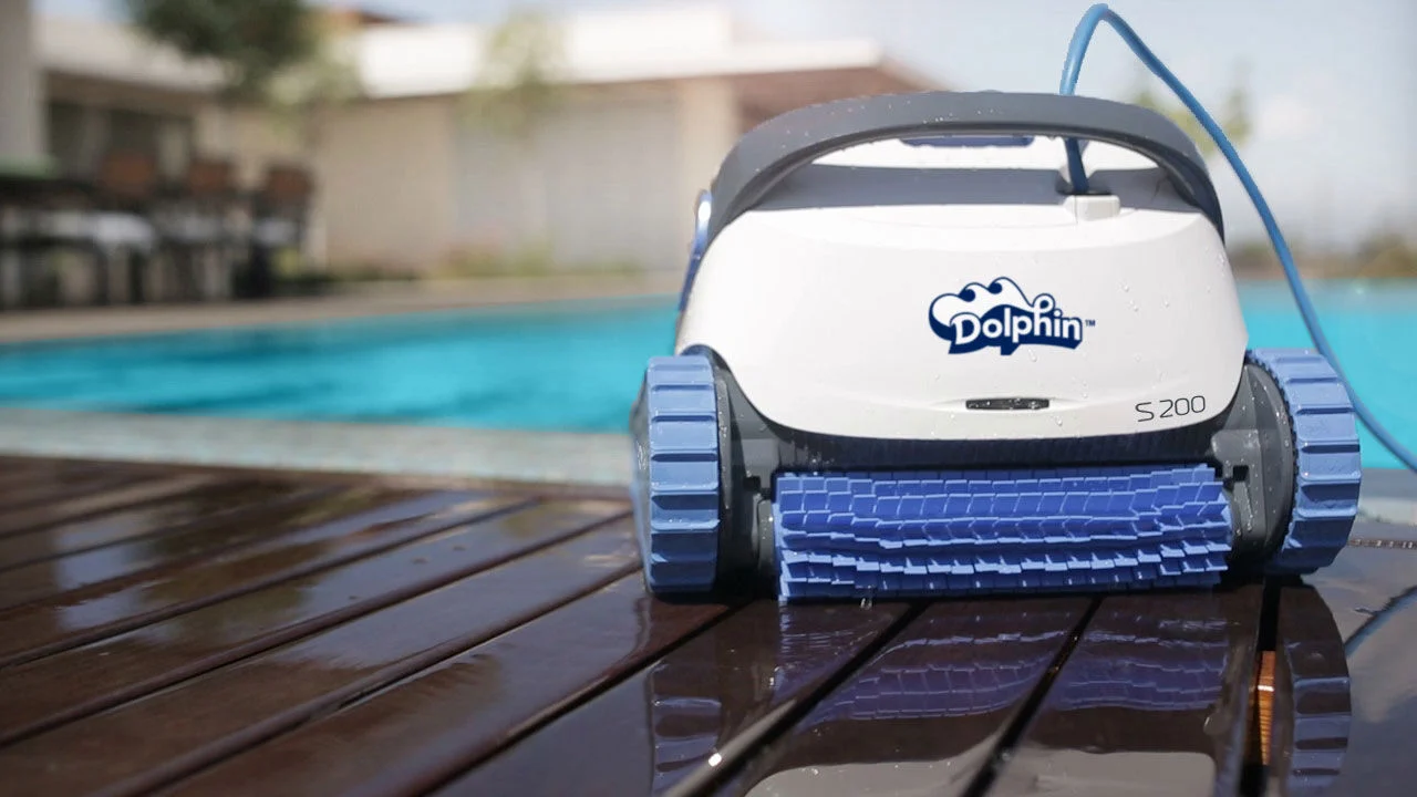 Balayeuse Dolphin S200 pour piscine creusée de Maytronics - 1449,00 ...
