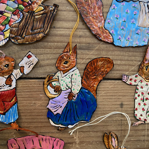 Small tin ornament - Mrs Squirrel and her basket | Picwool