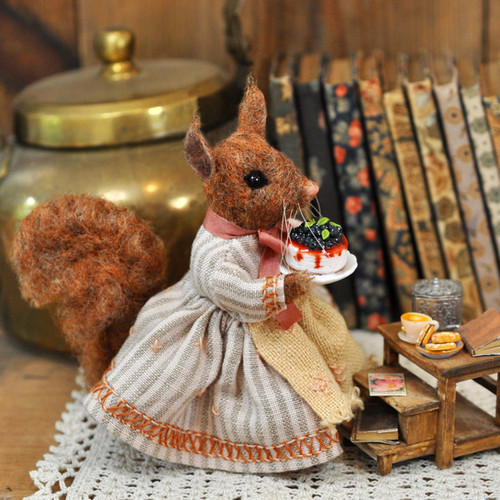 Little Mrs Squirrel and her cheesecake | Picwool