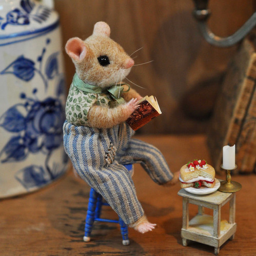 Little harvest mouse on his stool | Picwool