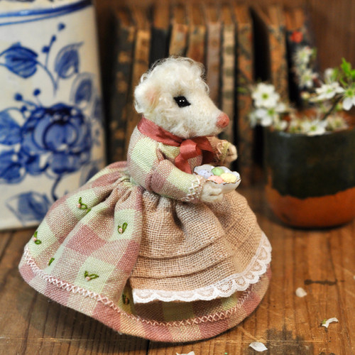 Little Mrs Sheep and her Easter eggs | Picwool