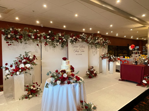 B40. white standing boards with wording and floral | The Journey Wedding