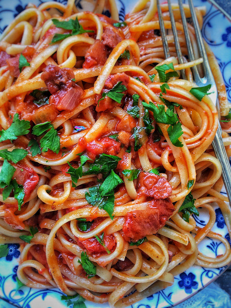 ΛΙΓΚΟΥΙΝΙ ΜΕ ΜΠΕΙΚΟΝ ΚΑΙ ΚΟΚΚΙΝΗ ΣΑΛΤΣΑ