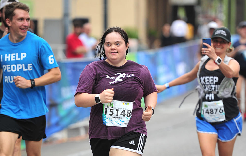 Kayleigh Williamson corredora con síndrome de Down termina el Medio ...